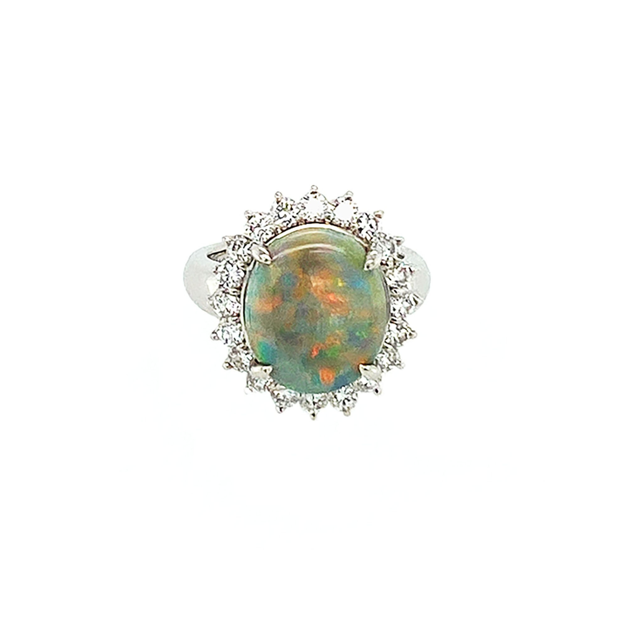 Anel oval com opala e 1,0 ct de diamantes em platina
