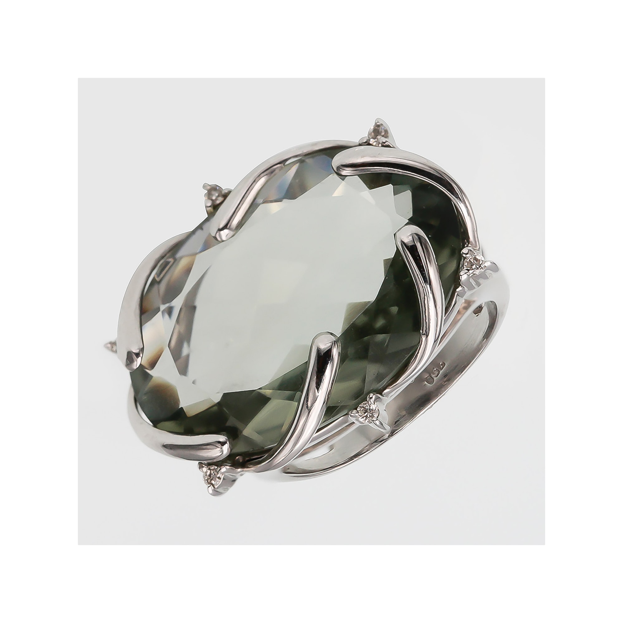 Anel oval com prasiolita e diamantes em ouro branco