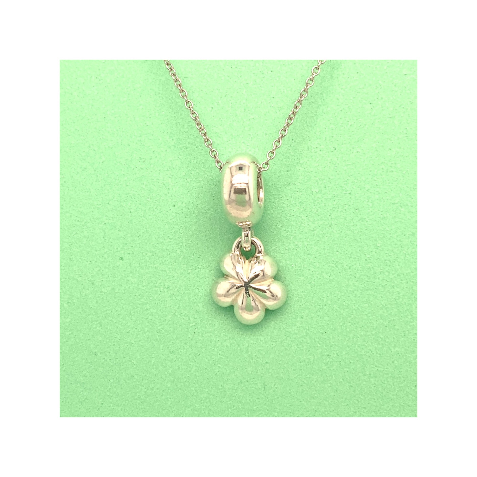 Charm Pandora flor com zircônia preta central em prata