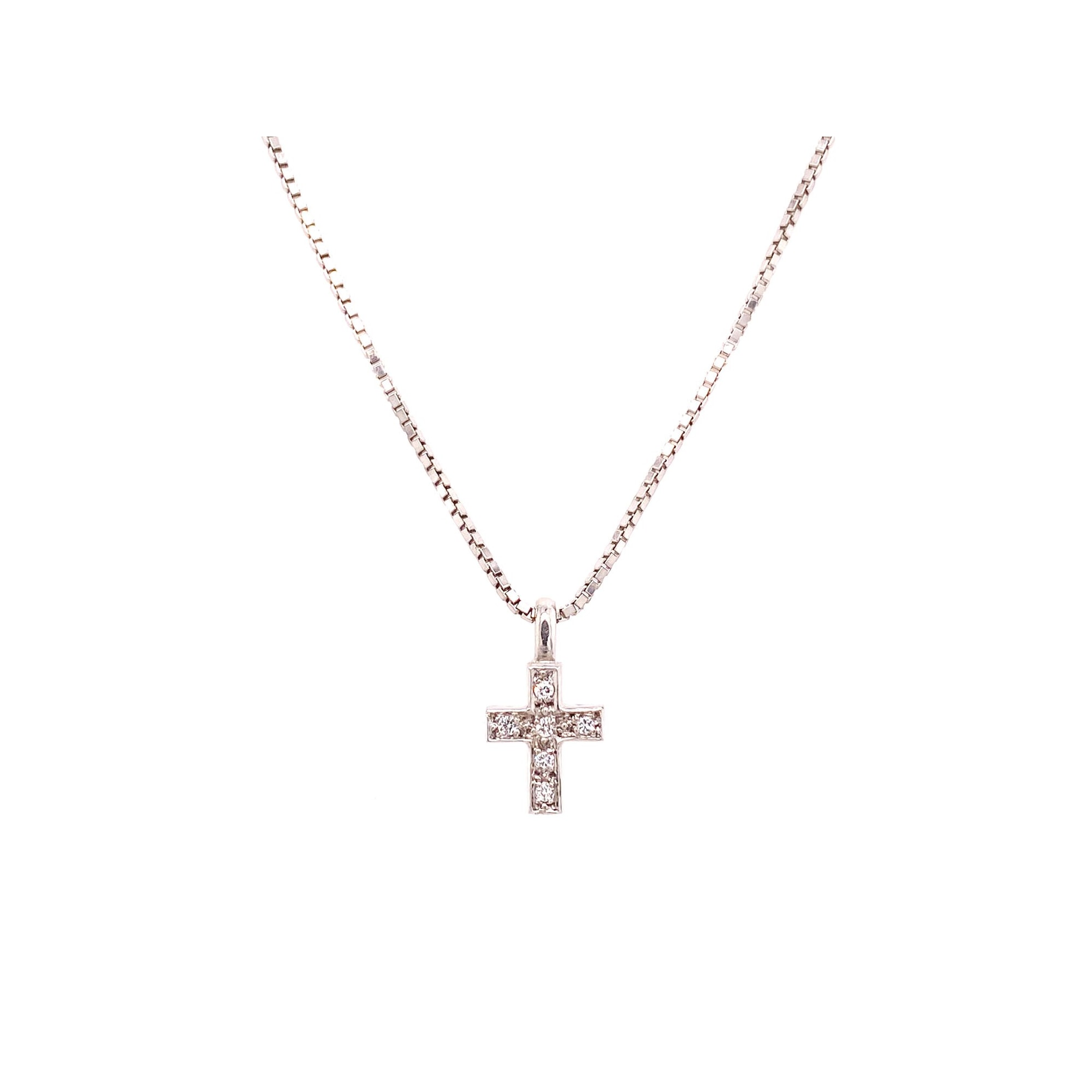 Colar com cruz de diamantes em ouro branco