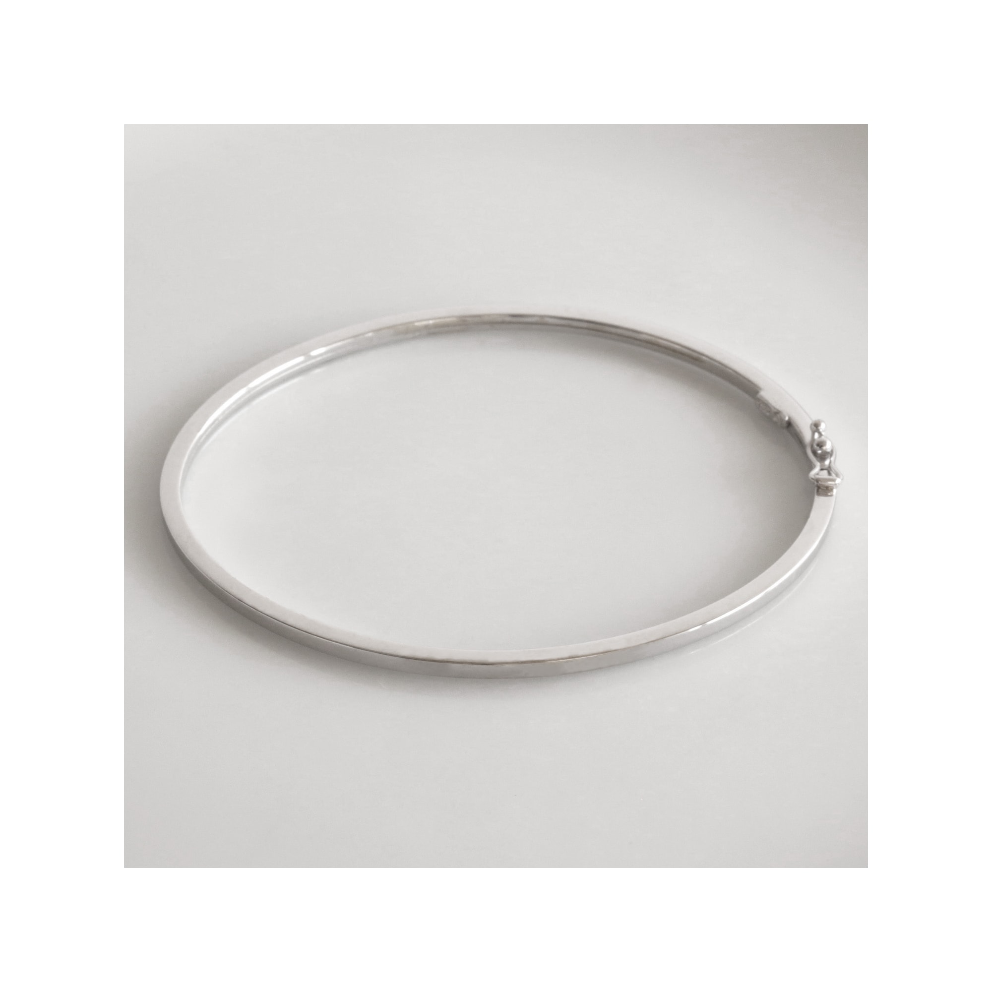 Pulseira algema Vivara fina em ouro branco